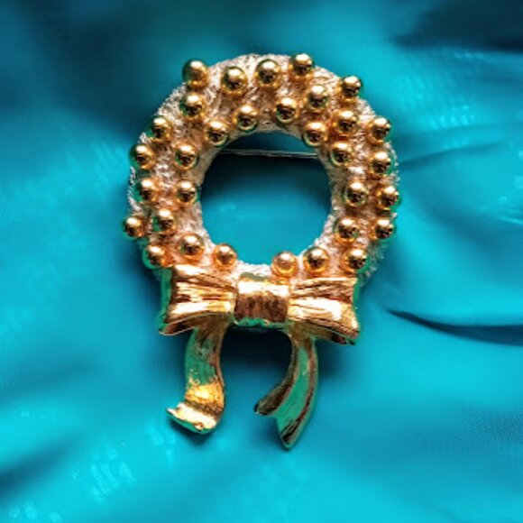 Jewelry | Gold Wreath Pin With Curly Bow | Poshmark